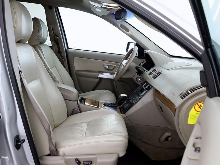 Grey Volvo XC90 2004 in Tallinn, with an engine capacity of 2.50 L and mileage of 217 thousand km for 1999 €, photo 15 on AUTOMOTO.COM.LV