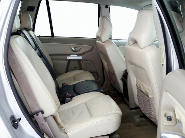 Grey Volvo XC90 2004 in Tallinn, with an engine capacity of 2.50 L and mileage of 217 thousand km for 1999 €, photo 8 on AUTOMOTO.COM.LV