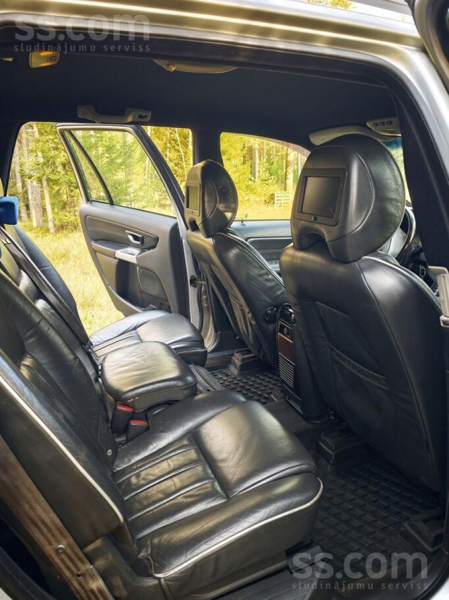 Grey Volvo XC90 2004 in Balvi, with an engine capacity of 2.40 L and mileage of 359 thousand km for 4300 €, photo 9 on AUTOMOTO.COM.LV