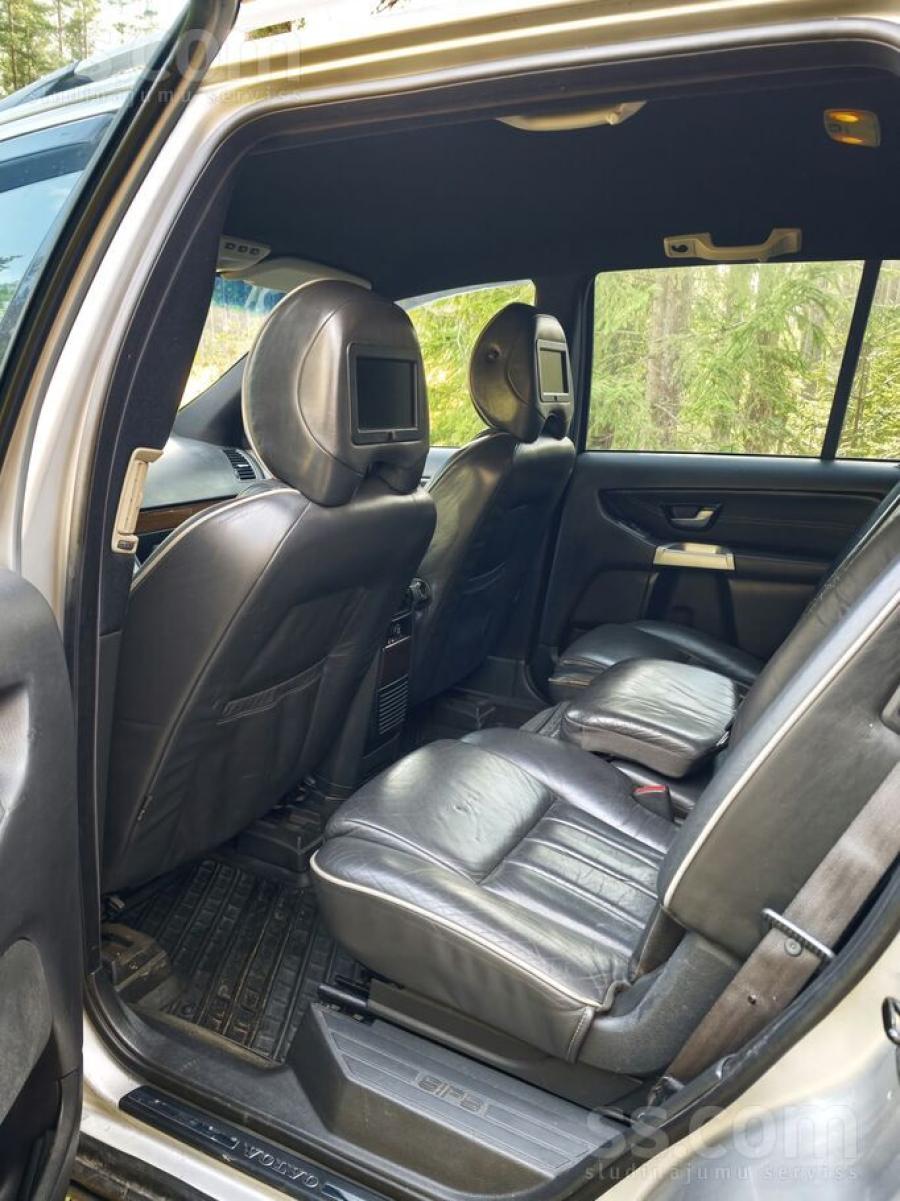 Grey Volvo XC90 2004 in Balvi, with an engine capacity of 2.40 L and mileage of 359 thousand km for 4300 €, photo 10 on AUTOMOTO.COM.LV