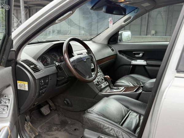 Grey Volvo XC90 2004 in Vilnius, with an engine capacity of 2.40 L and mileage of 340 thousand km for 2900 €, photo 4 on AUTOMOTO.COM.LV