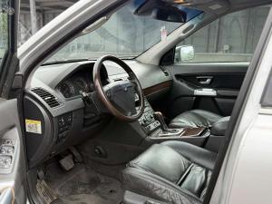 Grey Volvo XC90 2004 in Vilnius, with an engine capacity of 2.40 L and mileage of 340 thousand km for 2900 €, photo 4 on AUTOMOTO.COM.LV