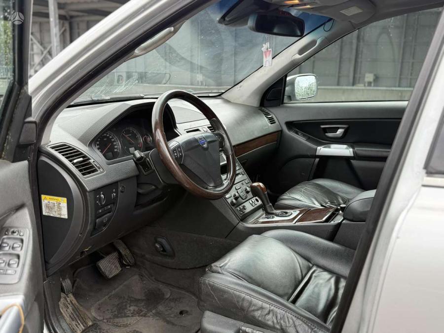 Grey Volvo XC90 2004 in Vilnius, with an engine capacity of 2.40 L and mileage of 340 thousand km for 2900 €, photo 4 on AUTOMOTO.COM.LV