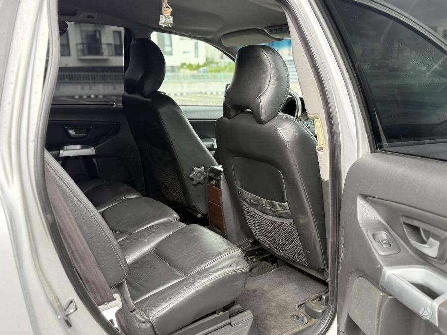 Grey Volvo XC90 2004 in Vilnius, with an engine capacity of 2.40 L and mileage of 340 thousand km for 2900 €, photo 5 on AUTOMOTO.COM.LV