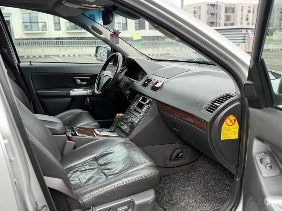 Grey Volvo XC90 2004 in Vilnius, with an engine capacity of 2.40 L and mileage of 340 thousand km for 2900 €, photo 6 on AUTOMOTO.COM.LV