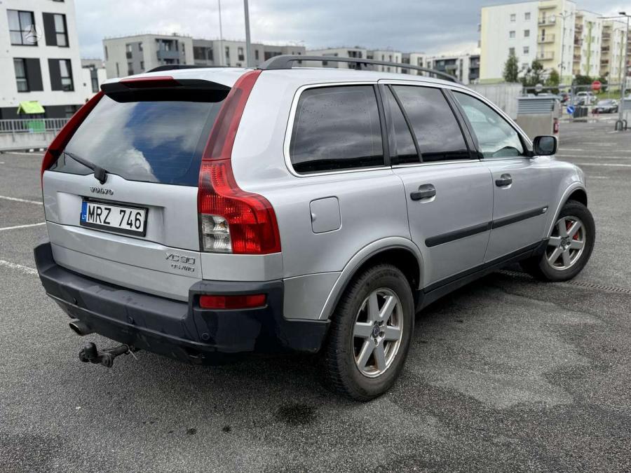 Grey Volvo XC90 2004 in Vilnius, with an engine capacity of 2.40 L and mileage of 340 thousand km for 2900 €, photo 8 on AUTOMOTO.COM.LV