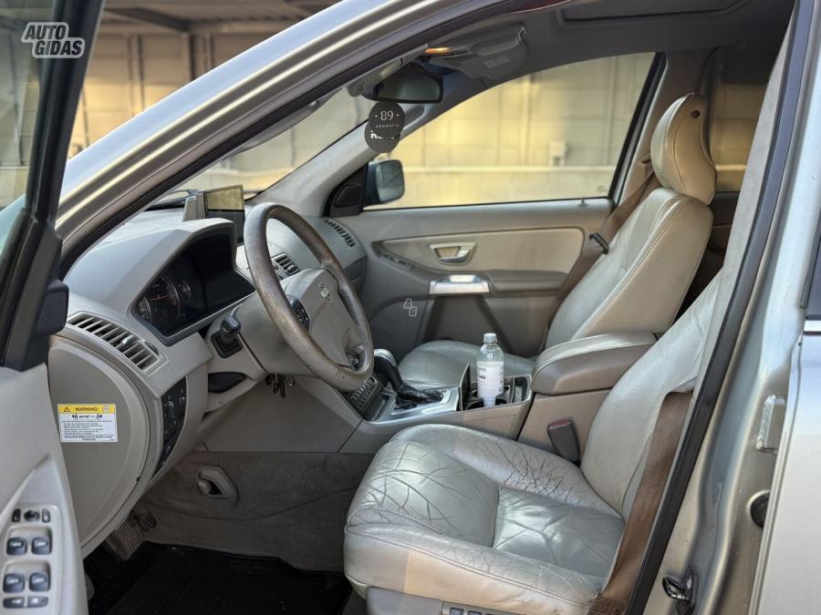 Grey Volvo XC90 2004 in Vilnius, with an engine capacity of 2.40 L and mileage of 284 thousand km for 2950 €, photo 7 on AUTOMOTO.COM.LV