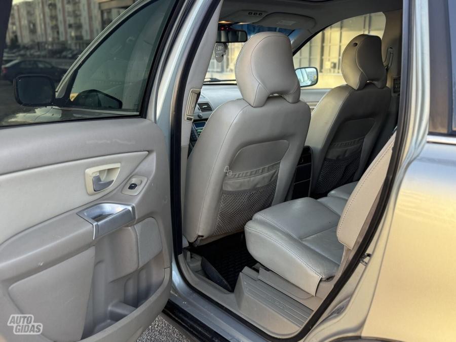 Grey Volvo XC90 2004 in Vilnius, with an engine capacity of 2.40 L and mileage of 284 thousand km for 2950 €, photo 13 on AUTOMOTO.COM.LV