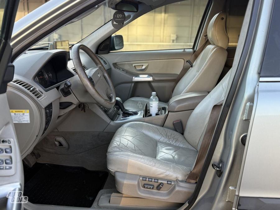 Grey Volvo XC90 2004 in Vilnius, with an engine capacity of 2.40 L and mileage of 284 thousand km for 2950 €, photo 14 on AUTOMOTO.COM.LV