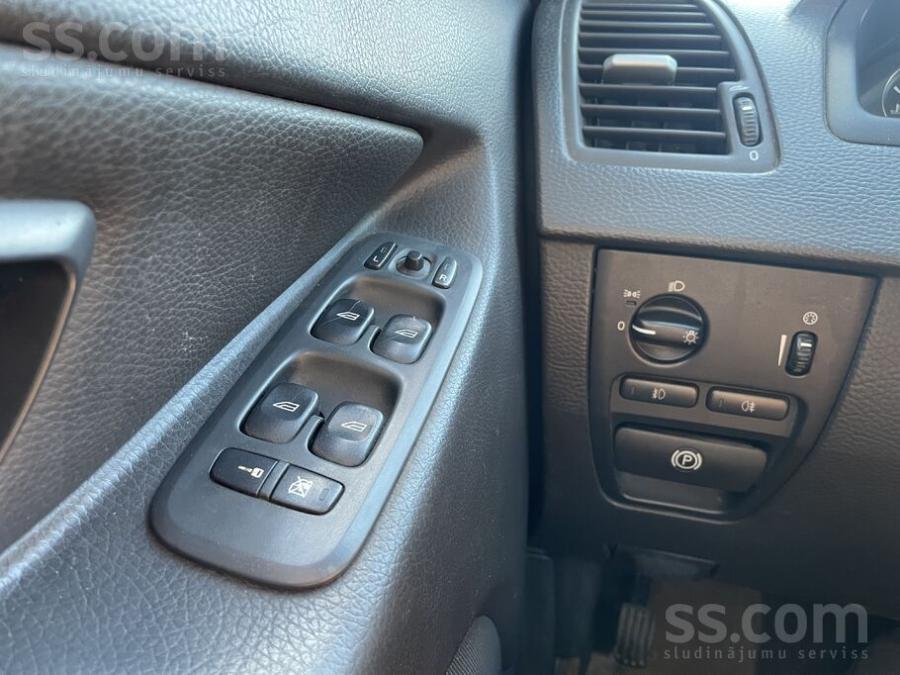 Pelēks Volvo XC90 2004 Talsi, ar dzinēja tilpumu 2.40 L un nobraukumu 421 tūkst. km par 1850 €, foto 12 vietnē AUTOMOTO.COM.LV