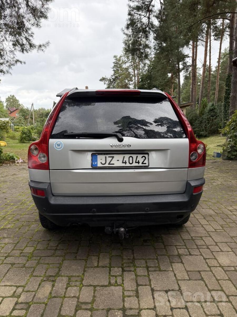 Grey Volvo XC90 2004 in Ogre, with an engine capacity of 2.40 L and mileage of 414 thousand km for 1750 €, photo 4 on AUTOMOTO.COM.LV
