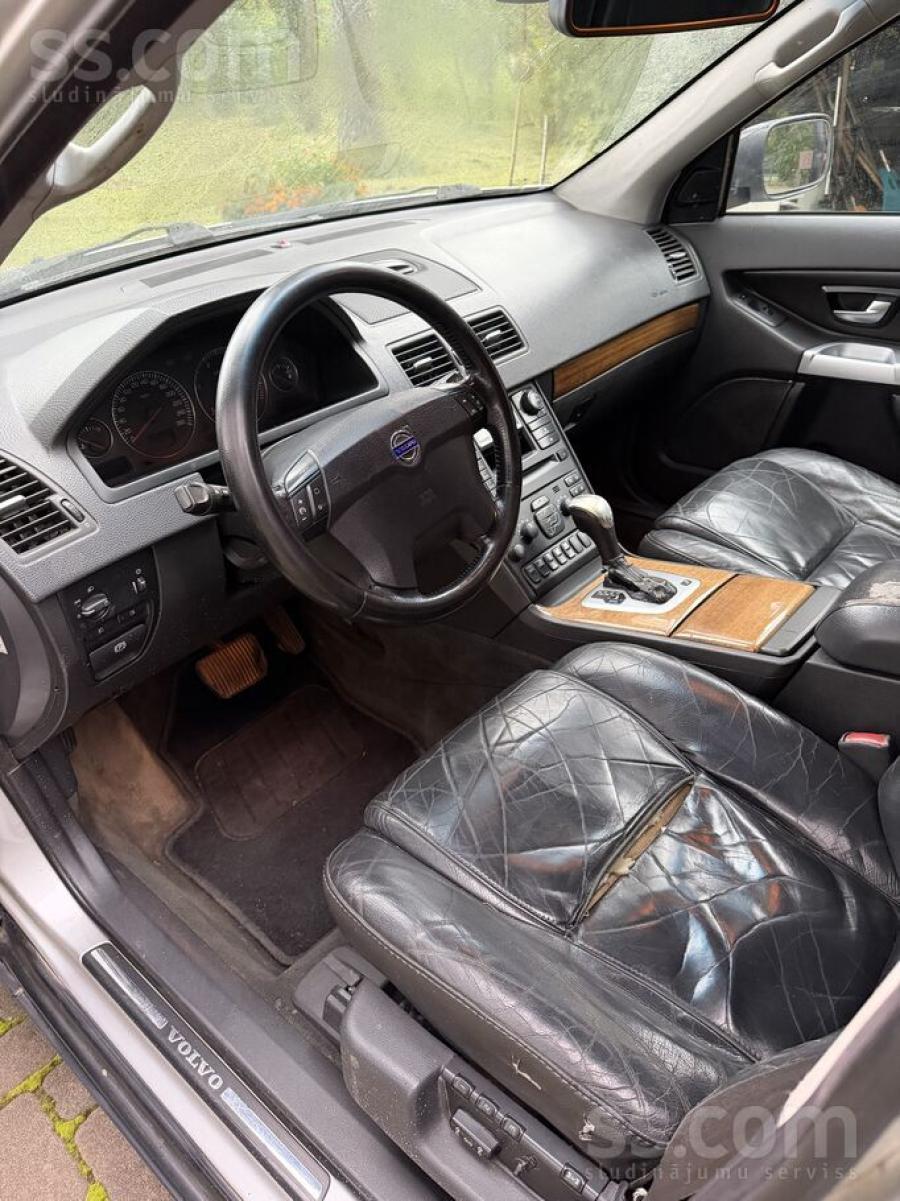 Grey Volvo XC90 2004 in Ogre, with an engine capacity of 2.40 L and mileage of 414 thousand km for 1750 €, photo 6 on AUTOMOTO.COM.LV