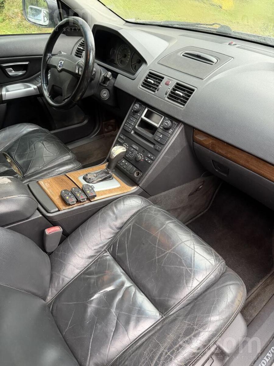 Grey Volvo XC90 2004 in Ogre, with an engine capacity of 2.40 L and mileage of 414 thousand km for 1750 €, photo 8 on AUTOMOTO.COM.LV