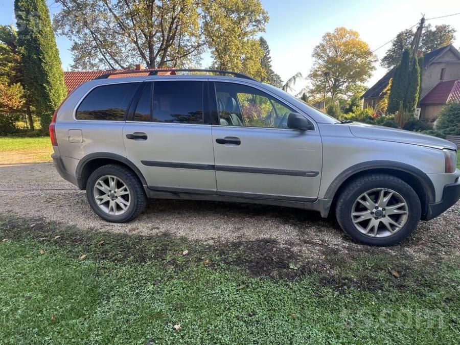 Grey Volvo XC90 2004 in Ogre, with an engine capacity of 2.40 L and mileage of 353 thousand km for 1500 €, photo 1 on AUTOMOTO.COM.LV