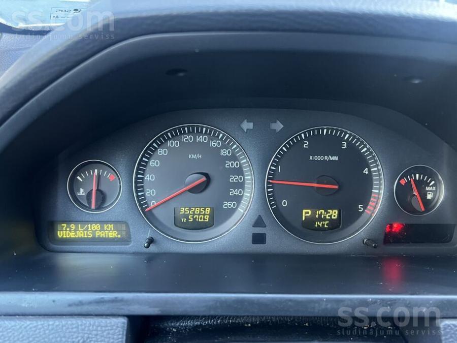 Grey Volvo XC90 2004 in Ogre, with an engine capacity of 2.40 L and mileage of 353 thousand km for 1500 €, photo 8 on AUTOMOTO.COM.LV
