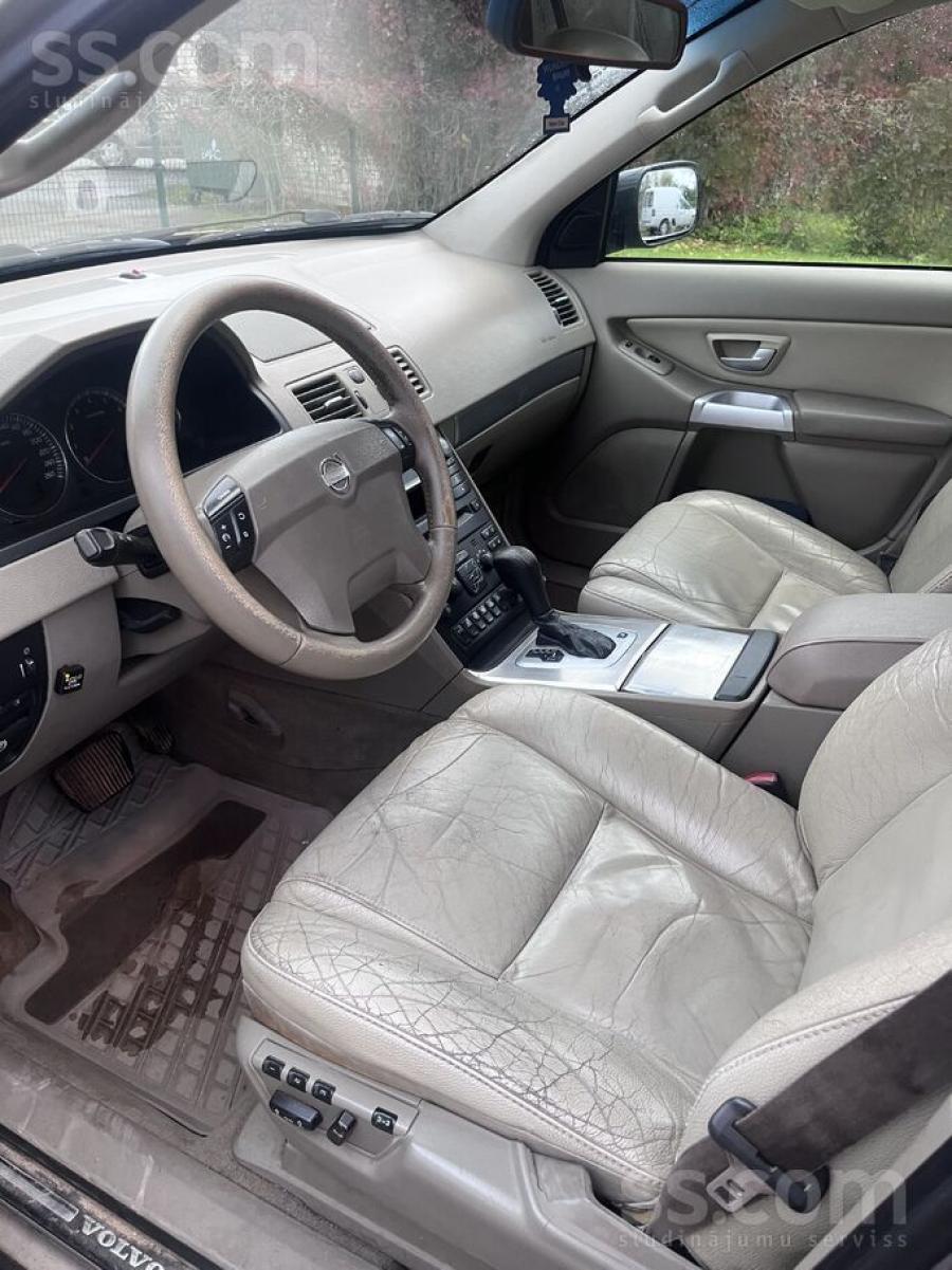 Grey Volvo XC90 2004 in Valmiera, with an engine capacity of 2.50 L and mileage of 295 thousand km for 1600 €, photo 7 on AUTOMOTO.COM.LV