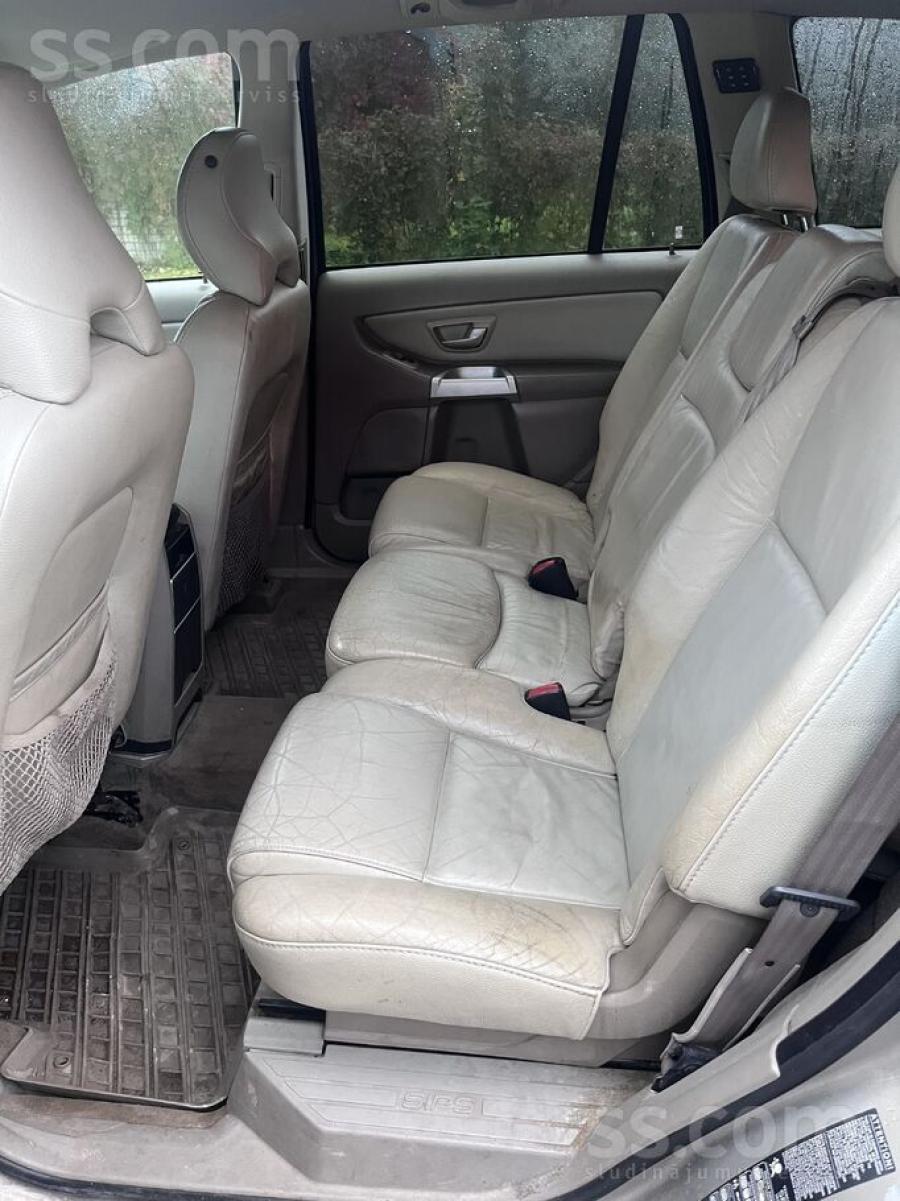 Grey Volvo XC90 2004 in Valmiera, with an engine capacity of 2.50 L and mileage of 295 thousand km for 1600 €, photo 10 on AUTOMOTO.COM.LV
