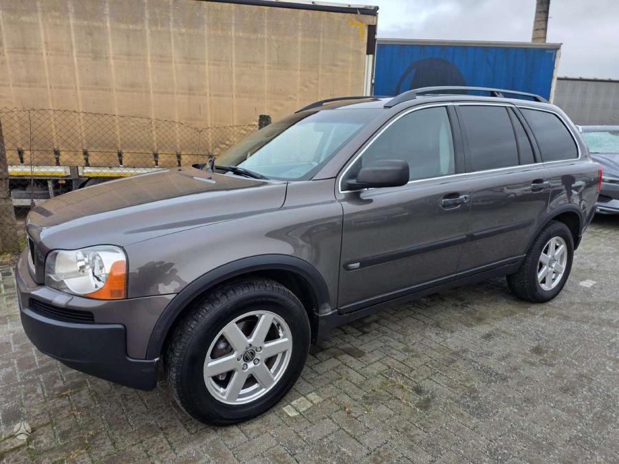 Grey Volvo XC90 2005 in Taurage, with an engine capacity of 2.40 L and mileage of 300 thousand km for 4000 €, photo 1 on AUTOMOTO.COM.LV