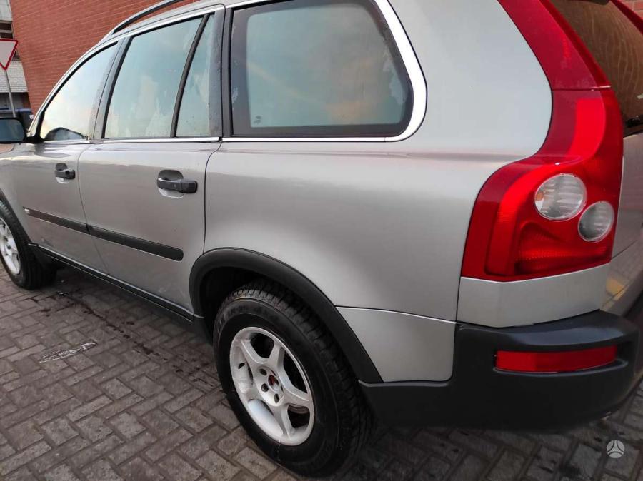Grey Volvo XC90 2005 in Silute, with an engine capacity of 2.50 L and mileage of 296 thousand km for 2999 €, photo 6 on AUTOMOTO.COM.LV