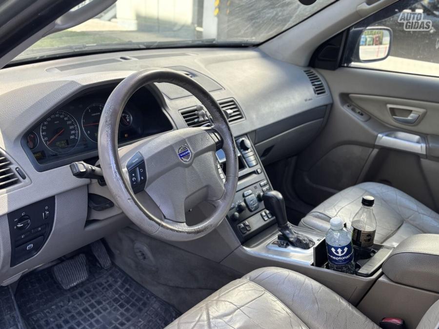 Grey Volvo XC90 2005 in Kaunas, with an engine capacity of 2.40 L and mileage of 380 thousand km for 2100 €, photo 9 on AUTOMOTO.COM.LV