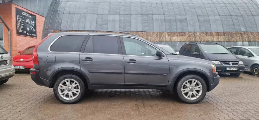 Pelēks Volvo XC90 2005 Valmiera, ar dzinēja tilpumu 2.40 L un nobraukumu 285 tūkst. km par 3900 €, foto 3 vietnē AUTOMOTO.COM.LV