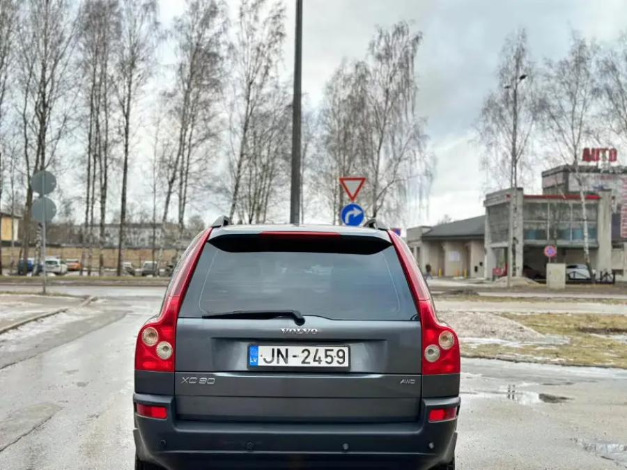 Grey Volvo XC90 2005 in Riga, with an engine capacity of 2.40 L and mileage of 384 thousand km for 3990 €, photo 3 on AUTOMOTO.COM.LV