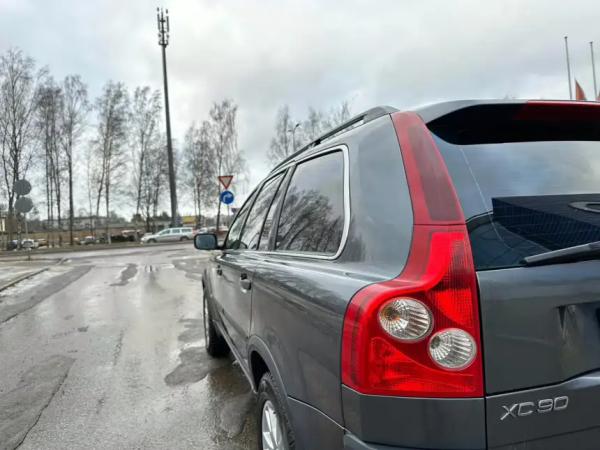 Grey Volvo XC90 2005 in Riga, with an engine capacity of 2.40 L and mileage of 384 thousand km for 3990 €, photo 7 on AUTOMOTO.COM.LV