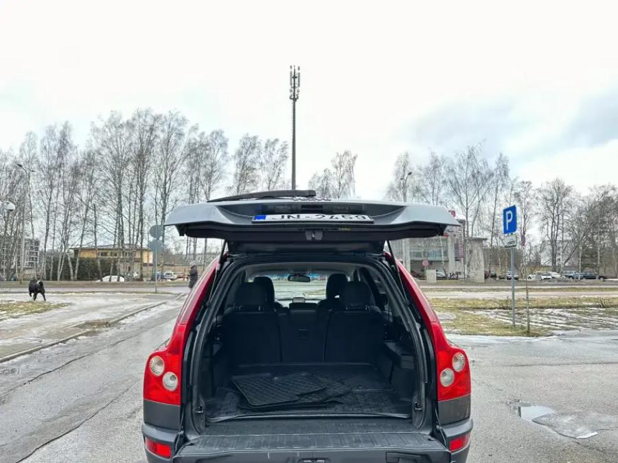 Grey Volvo XC90 2005 in Riga, with an engine capacity of 2.40 L and mileage of 384 thousand km for 3990 €, photo 9 on AUTOMOTO.COM.LV