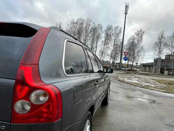 Grey Volvo XC90 2005 in Riga, with an engine capacity of 2.40 L and mileage of 384 thousand km for 3990 €, photo 9 on AUTOMOTO.COM.LV