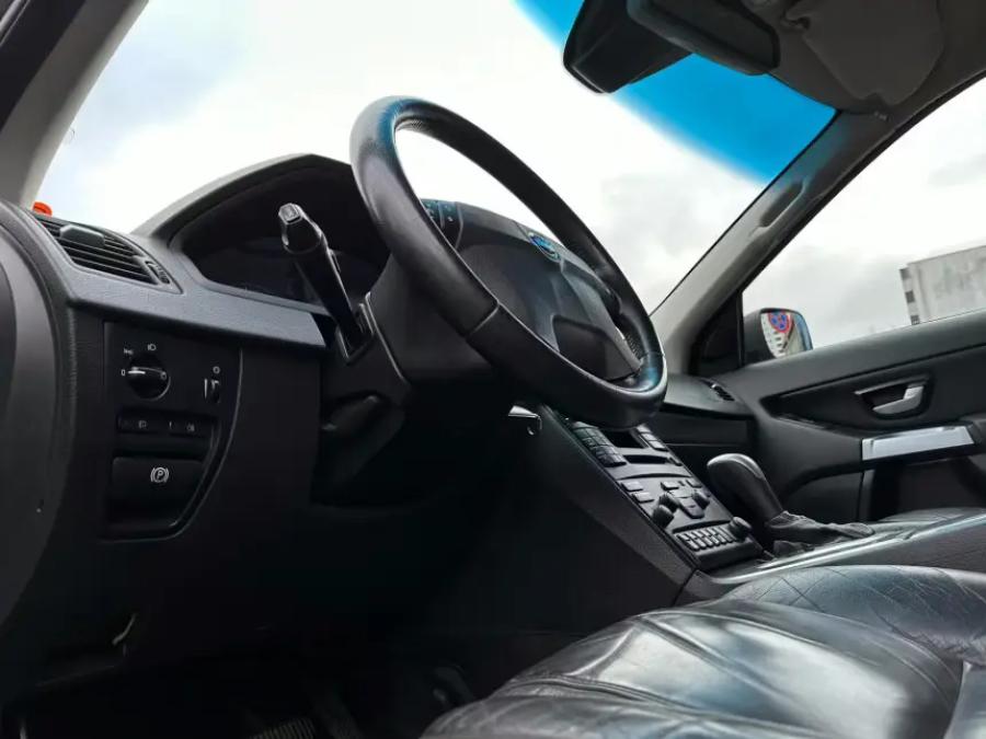 Grey Volvo XC90 2005 in Riga, with an engine capacity of 2.40 L and mileage of 384 thousand km for 3990 €, photo 16 on AUTOMOTO.COM.LV