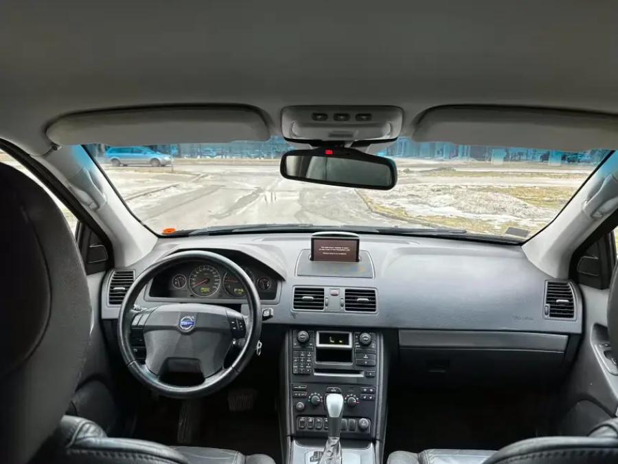 Grey Volvo XC90 2005 in Riga, with an engine capacity of 2.40 L and mileage of 384 thousand km for 3990 €, photo 20 on AUTOMOTO.COM.LV