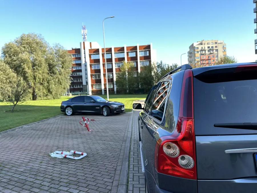 Grey Volvo XC90 2005 in Riga, with an engine capacity of 2.40 L and mileage of 377 thousand km for 4290 €, photo 5 on AUTOMOTO.COM.LV