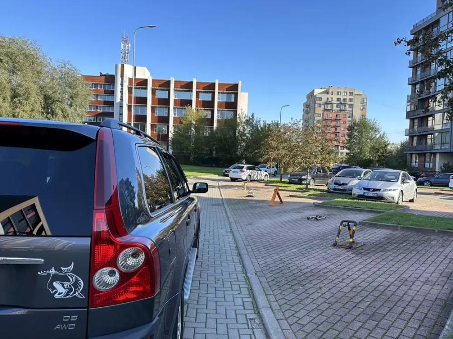 Grey Volvo XC90 2005 in Riga, with an engine capacity of 2.40 L and mileage of 377 thousand km for 4290 €, photo 6 on AUTOMOTO.COM.LV
