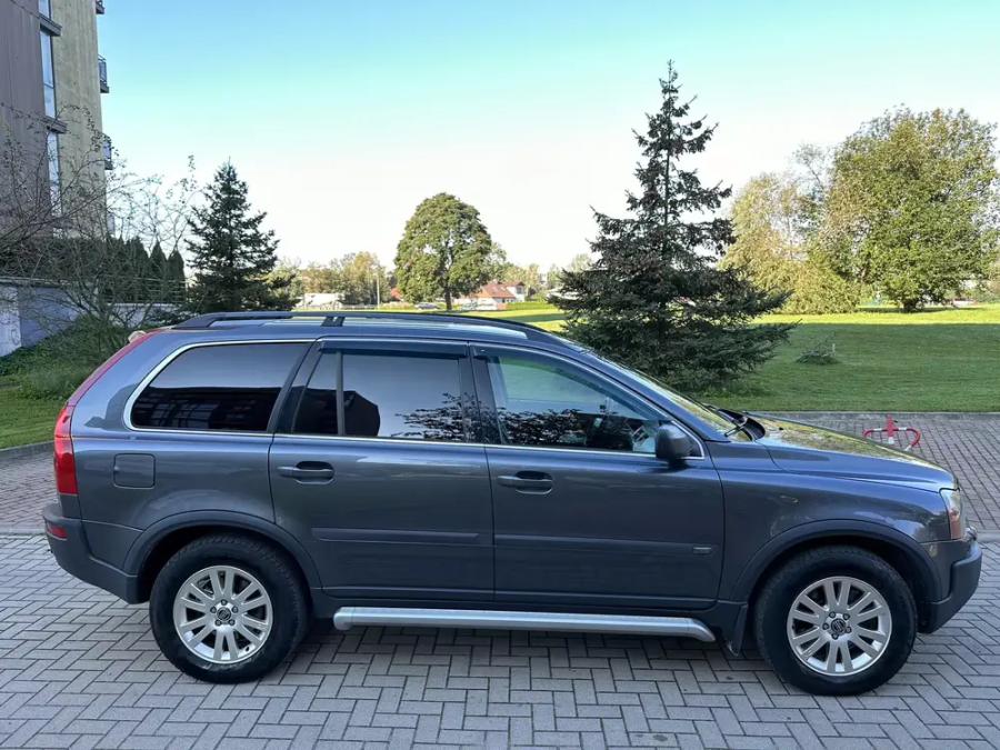 Grey Volvo XC90 2005 in Riga, with an engine capacity of 2.40 L and mileage of 377 thousand km for 4290 €, photo 10 on AUTOMOTO.COM.LV
