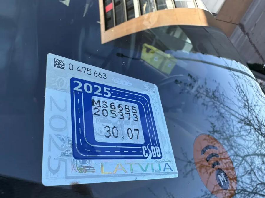 Grey Volvo XC90 2005 in Riga, with an engine capacity of 2.40 L and mileage of 377 thousand km for 4290 €, photo 13 on AUTOMOTO.COM.LV