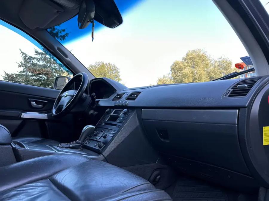 Grey Volvo XC90 2005 in Riga, with an engine capacity of 2.40 L and mileage of 377 thousand km for 4290 €, photo 14 on AUTOMOTO.COM.LV