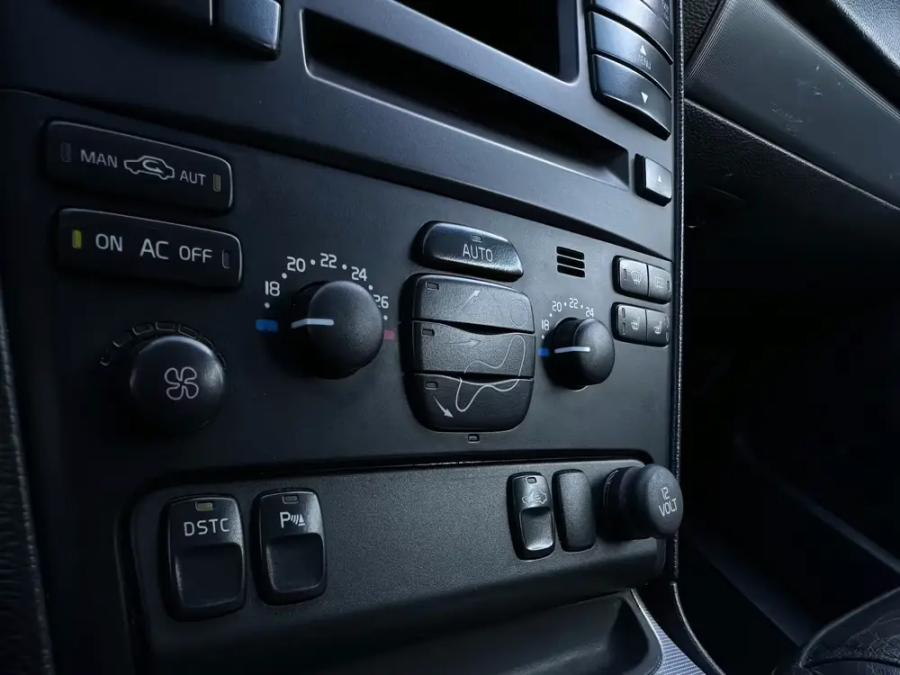Grey Volvo XC90 2005 in Riga, with an engine capacity of 2.40 L and mileage of 377 thousand km for 4290 €, photo 24 on AUTOMOTO.COM.LV