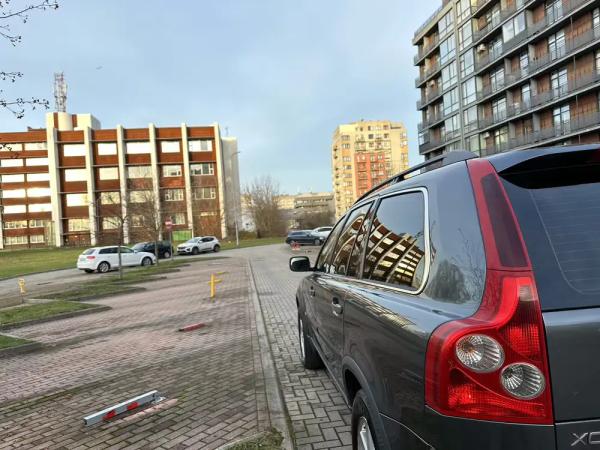 Grey Volvo XC90 2005 in Riga, with an engine capacity of 2.40 L and mileage of 263 thousand km for 3990 €, photo 8 on AUTOMOTO.COM.LV