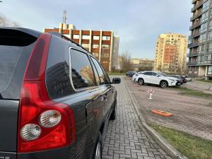 Grey Volvo XC90 2005 in Riga, with an engine capacity of 2.40 L and mileage of 263 thousand km for 3990 €, photo 11 on AUTOMOTO.COM.LV