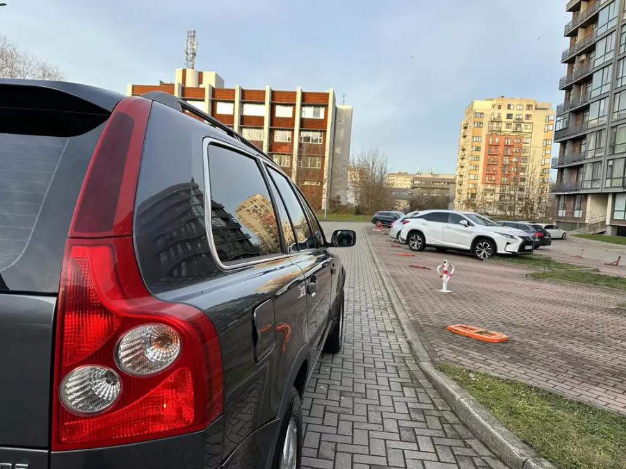 Grey Volvo XC90 2005 in Riga, with an engine capacity of 2.40 L and mileage of 263 thousand km for 3990 €, photo 11 on AUTOMOTO.COM.LV
