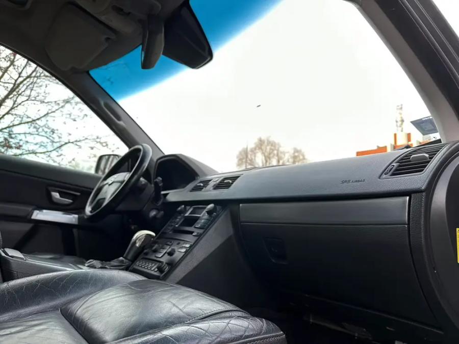 Grey Volvo XC90 2005 in Riga, with an engine capacity of 2.40 L and mileage of 263 thousand km for 3990 €, photo 16 on AUTOMOTO.COM.LV