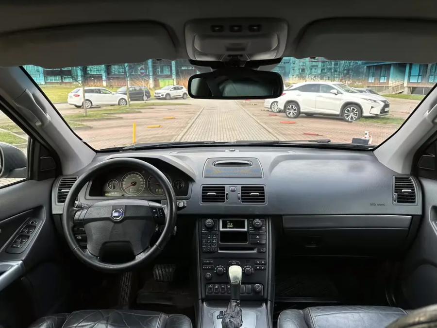 Grey Volvo XC90 2005 in Riga, with an engine capacity of 2.40 L and mileage of 263 thousand km for 3990 €, photo 18 on AUTOMOTO.COM.LV