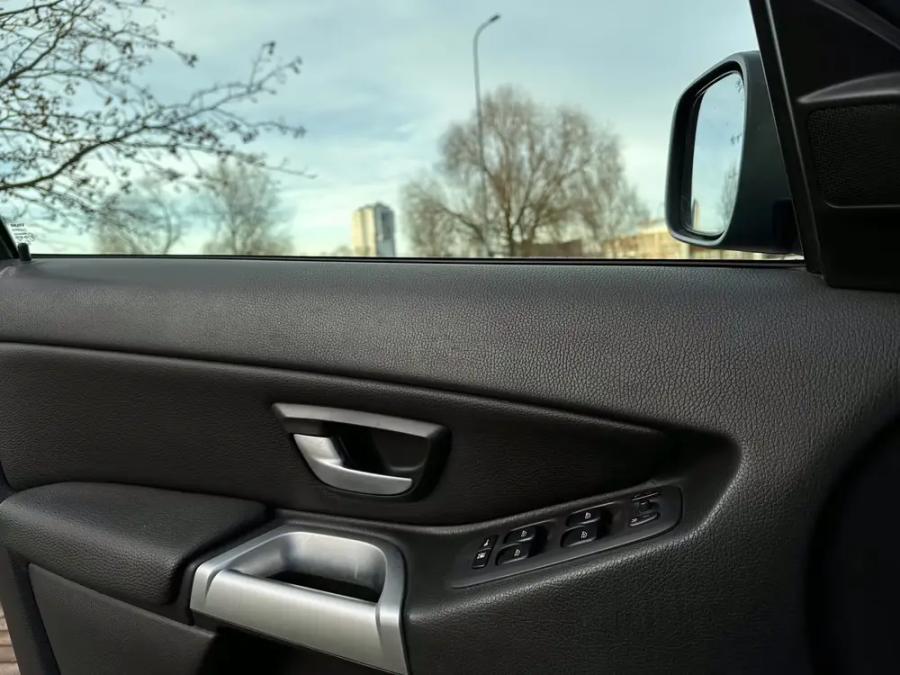 Grey Volvo XC90 2005 in Riga, with an engine capacity of 2.40 L and mileage of 263 thousand km for 3990 €, photo 25 on AUTOMOTO.COM.LV