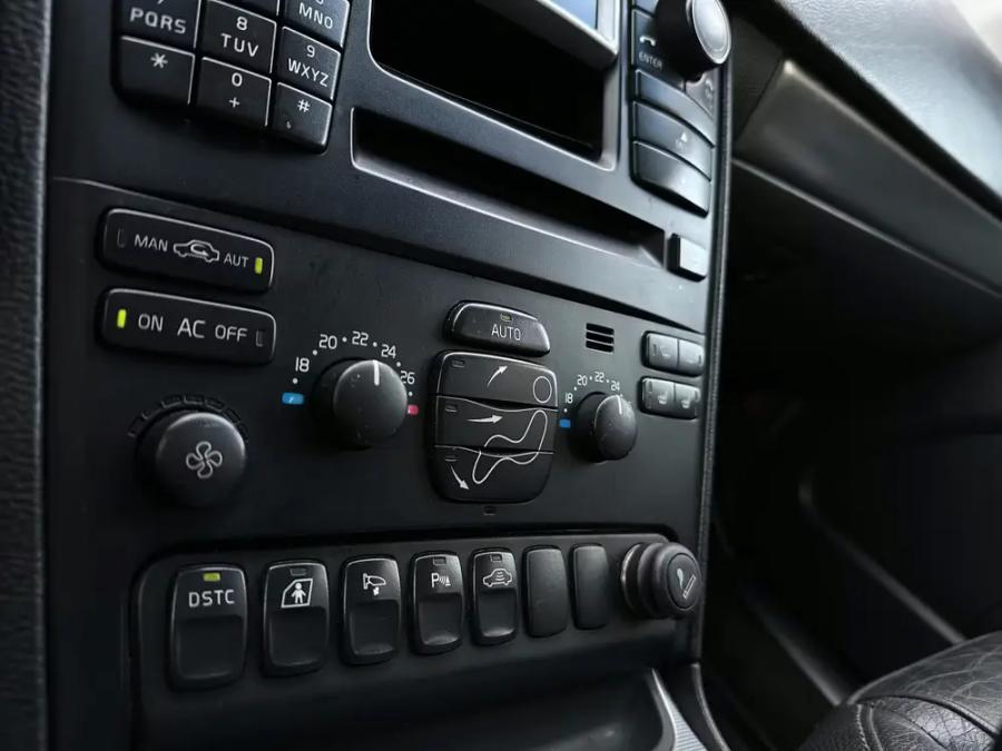 Grey Volvo XC90 2005 in Riga, with an engine capacity of 2.40 L and mileage of 263 thousand km for 3990 €, photo 26 on AUTOMOTO.COM.LV