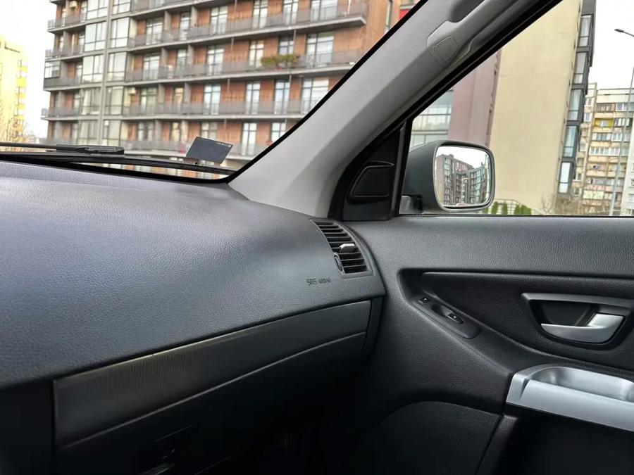 Grey Volvo XC90 2005 in Riga, with an engine capacity of 2.40 L and mileage of 263 thousand km for 3990 €, photo 30 on AUTOMOTO.COM.LV
