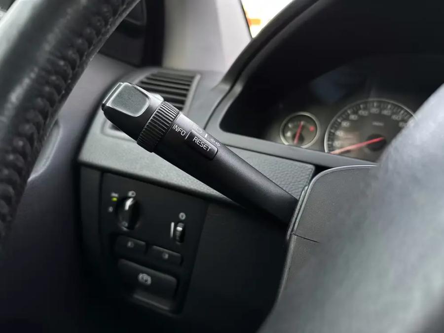 Grey Volvo XC90 2005 in Riga, with an engine capacity of 2.40 L and mileage of 263 thousand km for 3990 €, photo 33 on AUTOMOTO.COM.LV