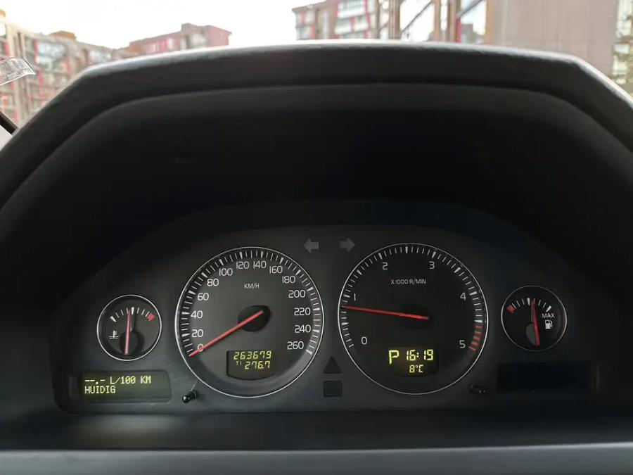 Grey Volvo XC90 2005 in Riga, with an engine capacity of 2.40 L and mileage of 263 thousand km for 3990 €, photo 34 on AUTOMOTO.COM.LV