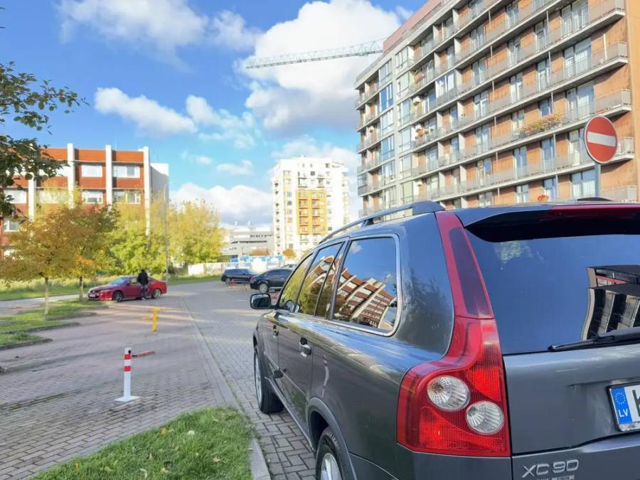 Grey Volvo XC90 2005 in Riga, with an engine capacity of 2.40 L and mileage of 310 thousand km for 3990 €, photo 9 on AUTOMOTO.COM.LV