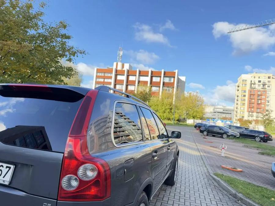 Grey Volvo XC90 2005 in Riga, with an engine capacity of 2.40 L and mileage of 310 thousand km for 3990 €, photo 10 on AUTOMOTO.COM.LV