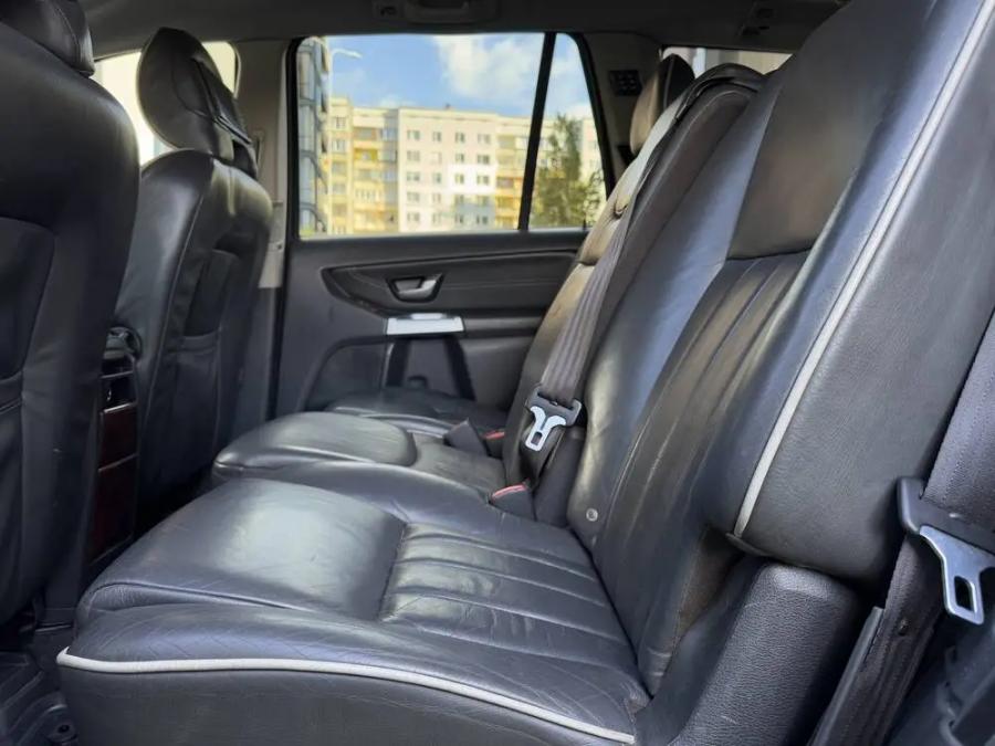 Grey Volvo XC90 2005 in Riga, with an engine capacity of 2.40 L and mileage of 310 thousand km for 3990 €, photo 14 on AUTOMOTO.COM.LV